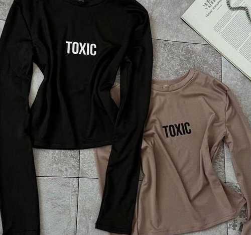 Лонгслив женский с принтом "toxic"