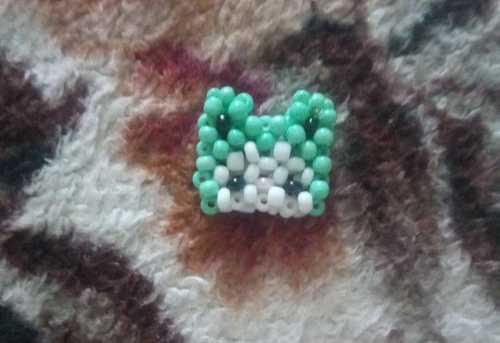 Фигурка котика в шапке лягушки из бисера