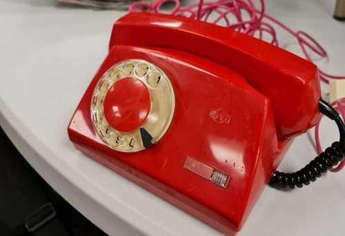 Старый дисковый телефон, красный СССР