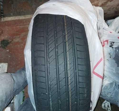 Kumho Solus HS63 215/60 R17 96H