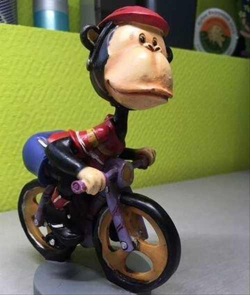 Статуэтка обезьяна на велосипеде