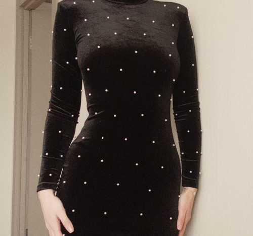 Платье zara s чёрное бархатное с жемчужинами
