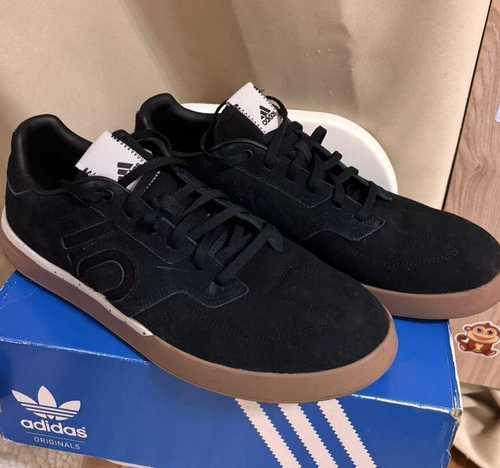 Adidas мужские кроссовки 44