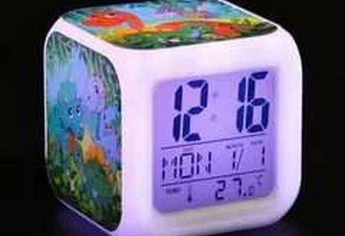 Часы-будильник с термометром в виде куба