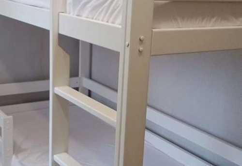 Двухъярусная кровать с матрасами