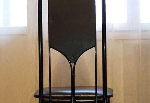 Готичный черный кожаный стул