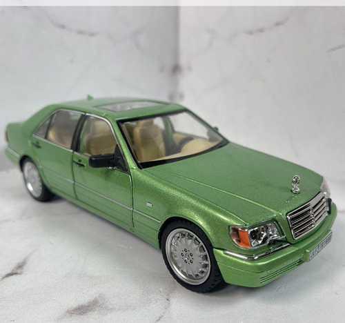 Модель машины Mercedes-Benz W140 1:24 Зеленая