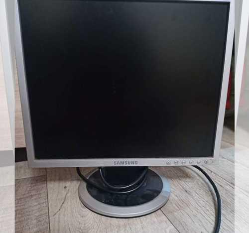 Монитор Samsung SyncMaster 740N