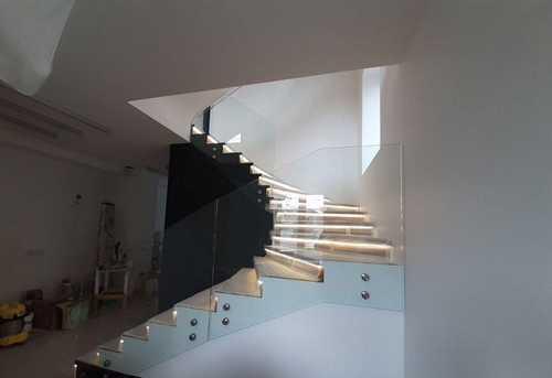 Лестница металлическая с ограждениями из стекла