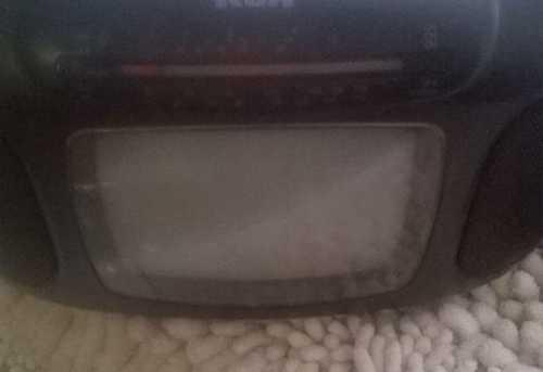 Маленький чернобелый телевизор С радио И кассетник