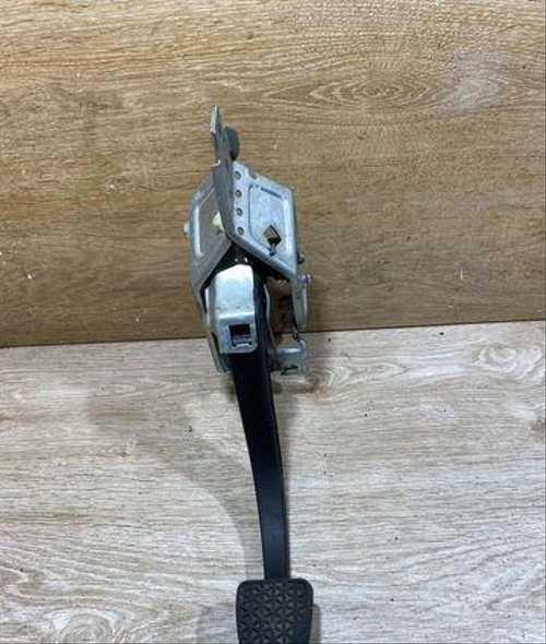 Педаль сцепления Opel Astra H 301118
