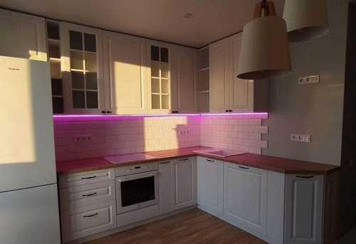 Угловая кухня с подсветкой