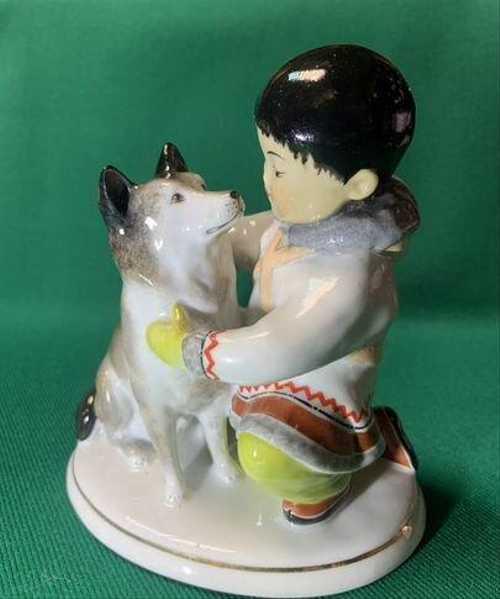 Фарфоровая статуэтка «Мальчик Якут с собакой»