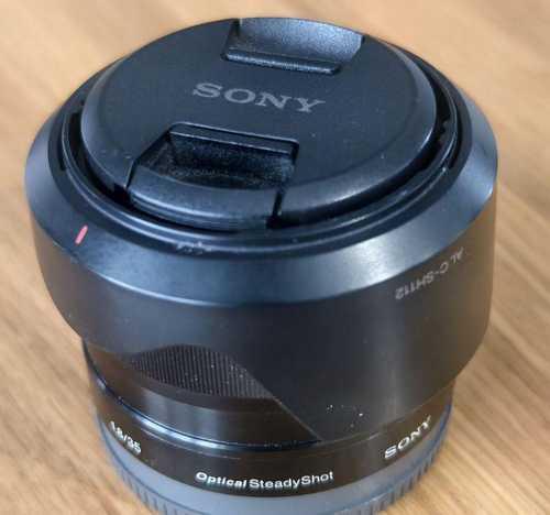 Светосильный объектив Sony E 35mm F1.8