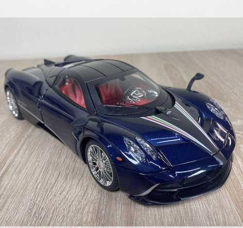 Модель машины Pagani Huayra 1:18 синий