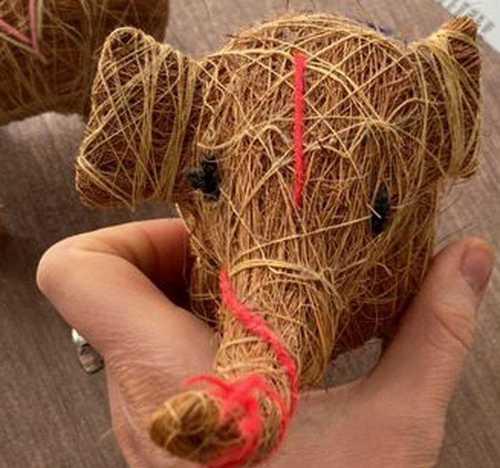 Пара индийских слоников из кокосового волокна