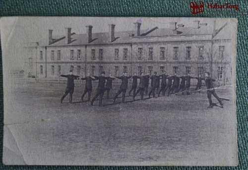 Фотография старинная "Военные на утренней зарядке