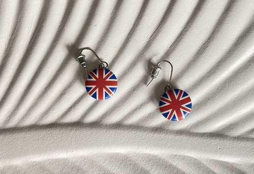Круглые серьги с британским флагом