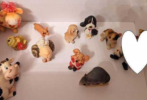 Магниты, а также миниатюрные фигурки животных