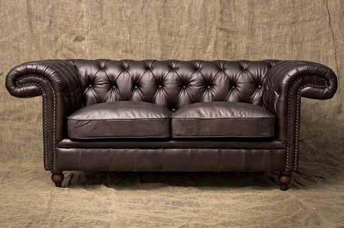 Стеганый кожаный диван