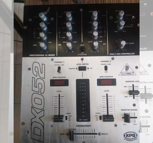 Микшерный DJ пульт Behringer DX052