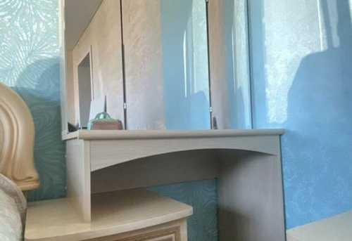 Гримёрный столик с зеркалом и тумбой для хранения