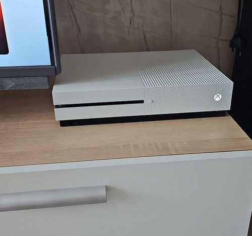 Xbox one s 1tb с дисководом и играми