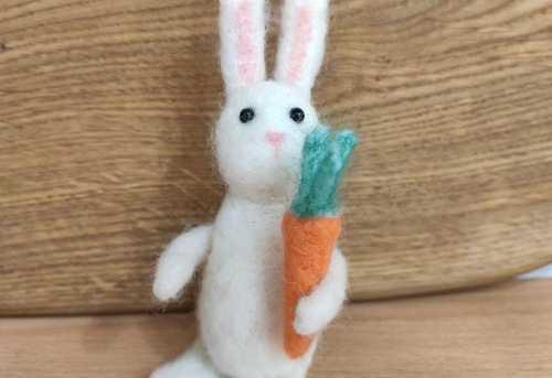 Заяц Шуня с морковкой