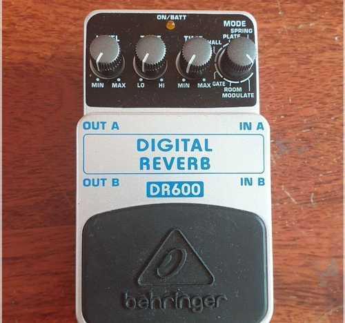 Педаль реверберации behringer DR600