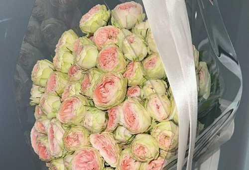 Букеты из кустовых роз в сумке