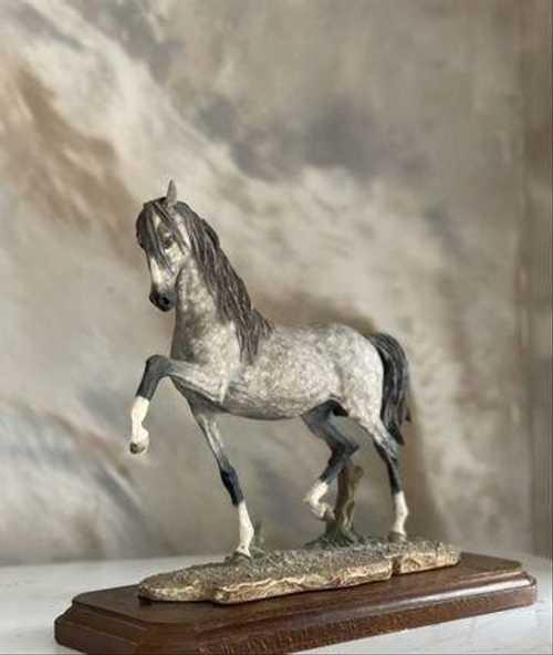 Лошадь конь статуэтка