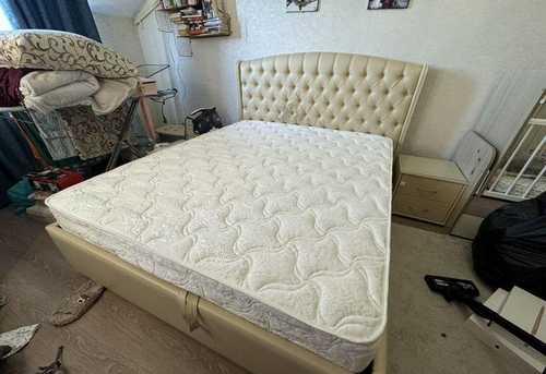 Кровать с тумбами и комодом