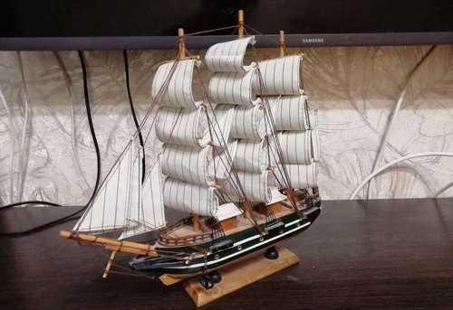 Модель парусника из дерева (корабль)