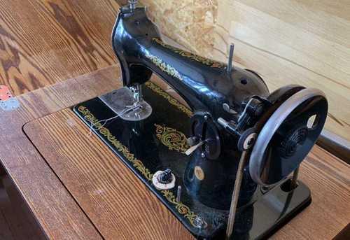 Швейная машина Чайка с ножным приводом