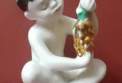 Фарфоровая статуэтка Мальчик с виноградом лфз 60-е