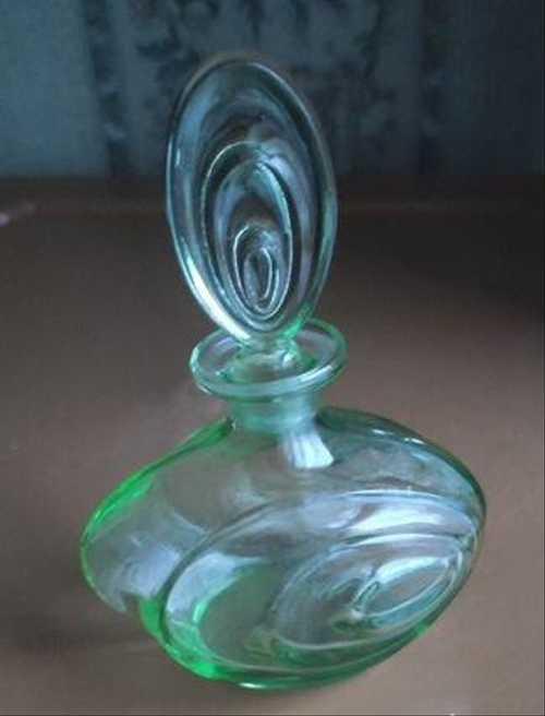 Старинный парфюмерный флакон. Зеленое стекло