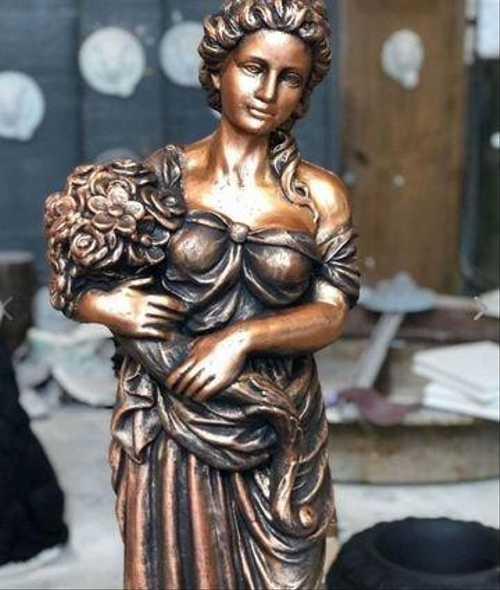 Статуя девушки из бетона