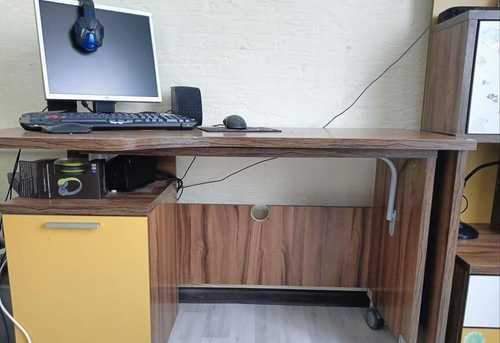 Письменный стол и стеллаж