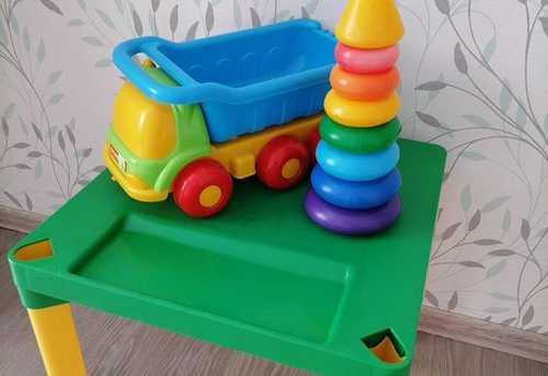 Детский столик с игрушками