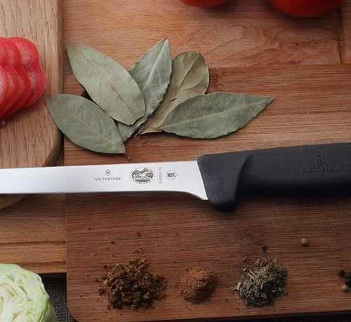 Нож обвалочный 15.0 Victorinox