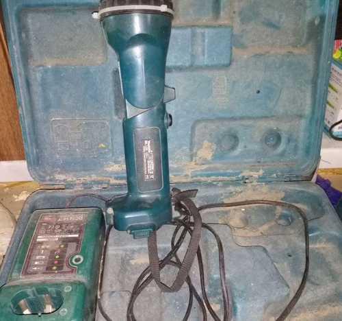 Зарядное устройство для шуруповерта makita