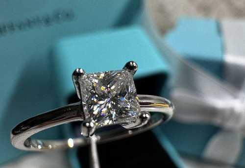 Кольцо с бриллиантом принцесса 0,6 муассанит