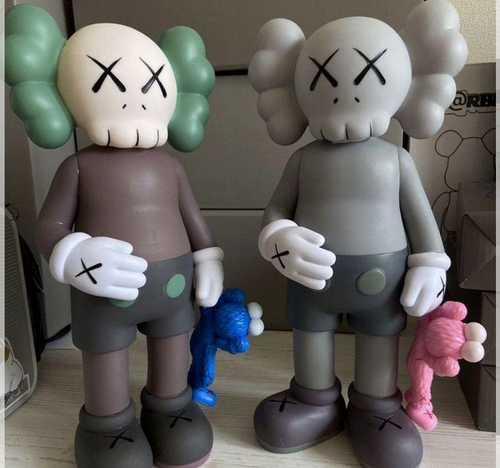 Kaws серая с розовой игрушкой