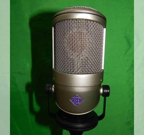 Студийный микрофон аля Neumann