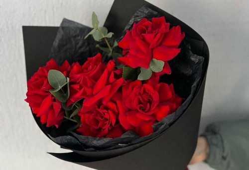 Букет цветов «Гранат» (красные розы в черном)