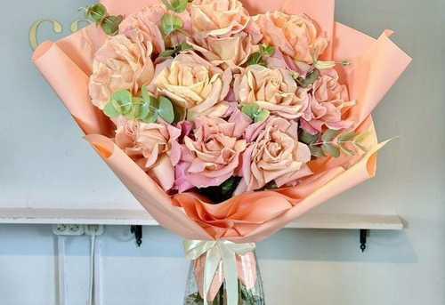 Букет персиковых французских роз с эвкалиптом