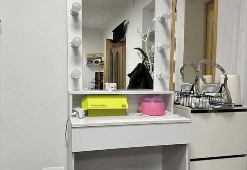 Туалетный столик с зеркалом и лампочками