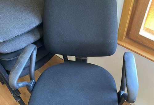 Компьютерное кресло, стул в офис на колёсиках