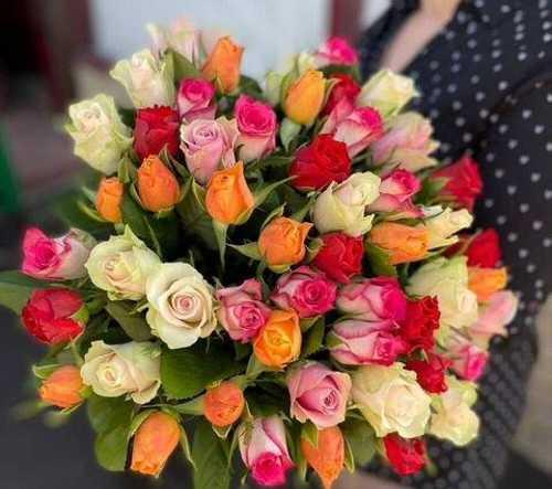 Цветы в горшках и в букетах,Свежие розы и тюльпаны
