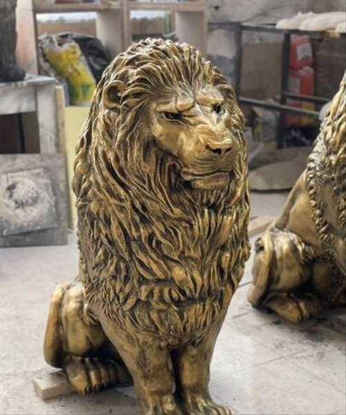 Большая скульптура льва